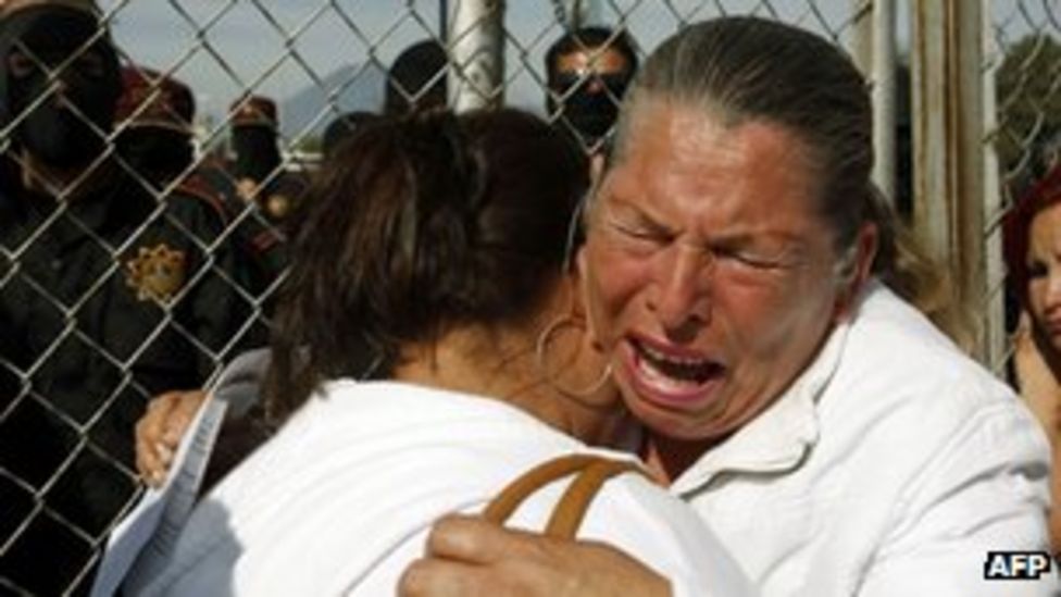 Dozens of inmates killed in gang fight in Mexican jail - BBC News