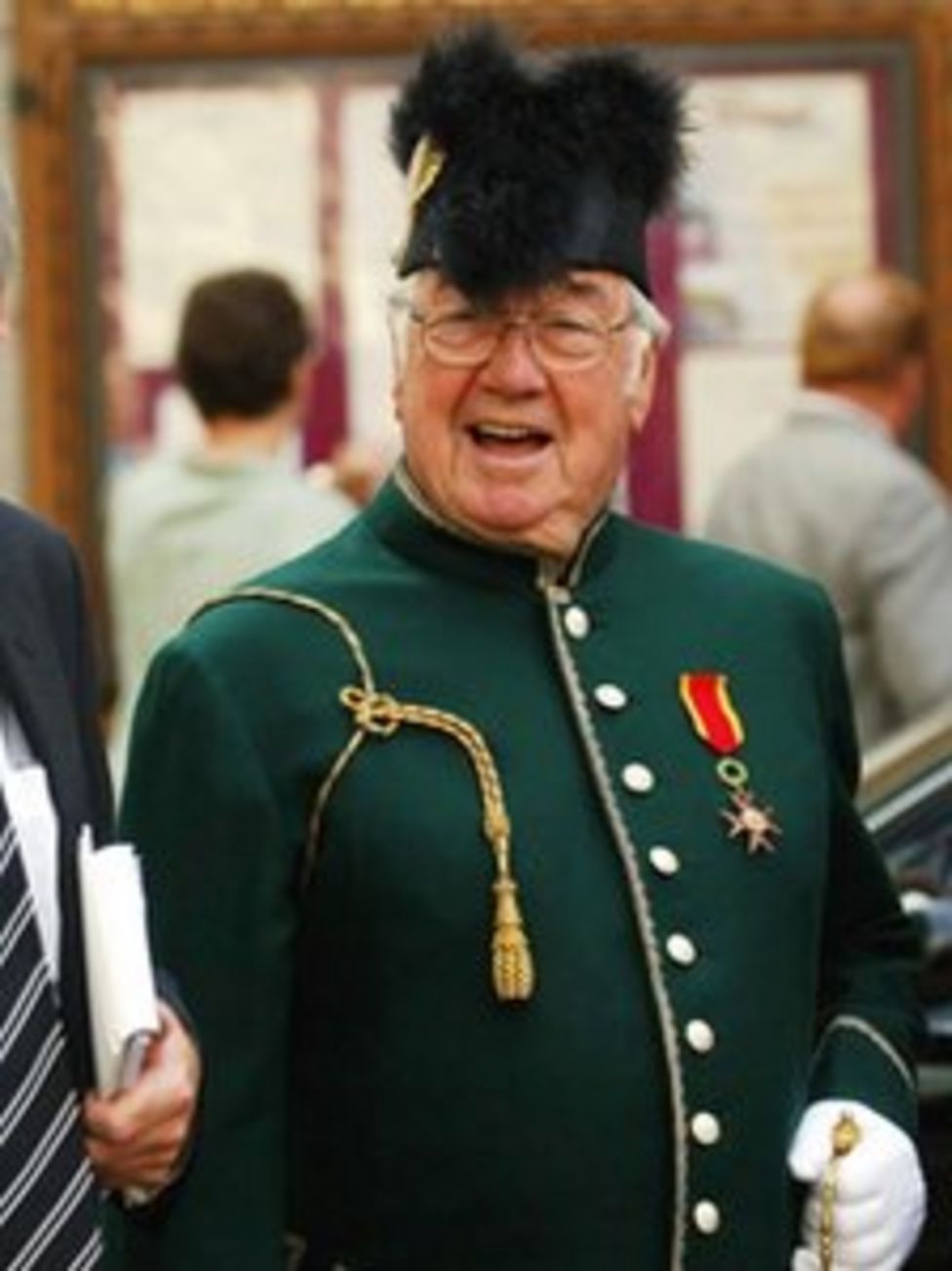 Comic Frank Carson dies aged 85 - BBC News