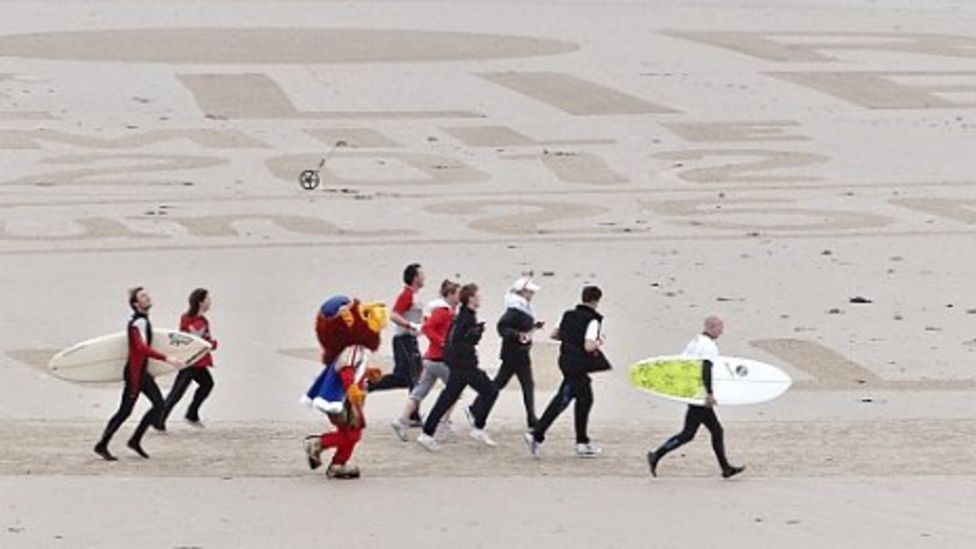 Artist Simon Beck's giant Somerset beach art - BBC News