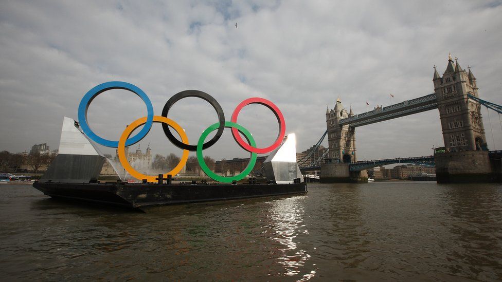 Pictures: Olympic rings towed down the Thames - BBC Newsround