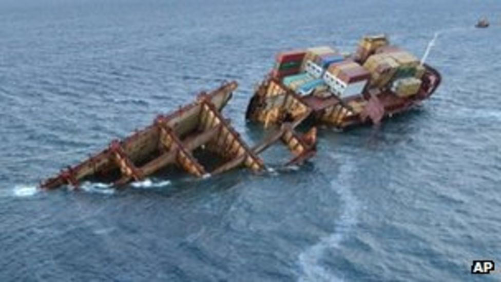 Crew members of New Zealand reef ship plead guilty - BBC News