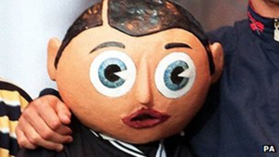 Frankfest to fund Frank Sidebottom statue - BBC News