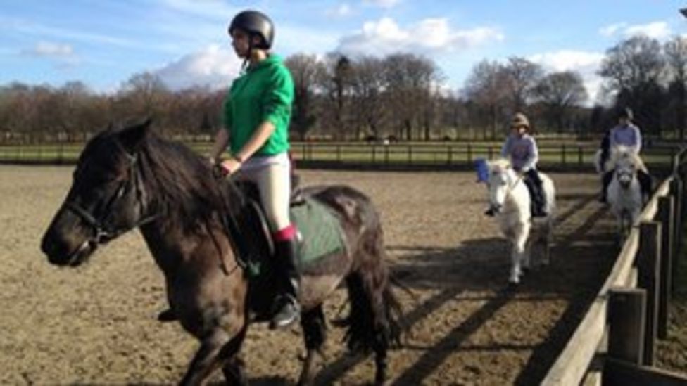 Islamic archery revived in Surrey mosque - BBC News