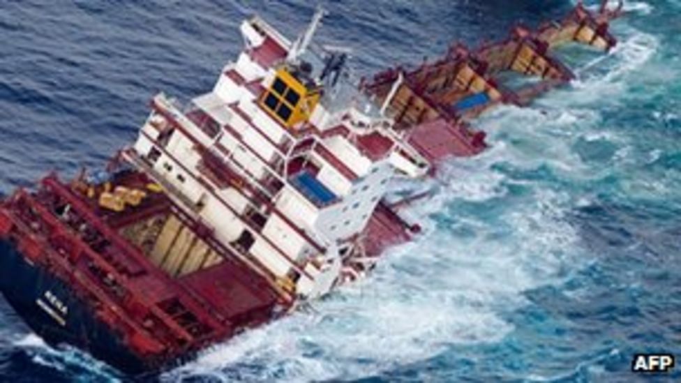 Two jailed over New Zealand Rena ship disaster - BBC News