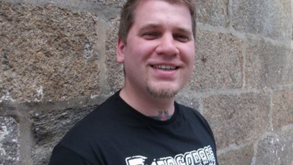 How the colour-blind see art with different eyes - BBC News