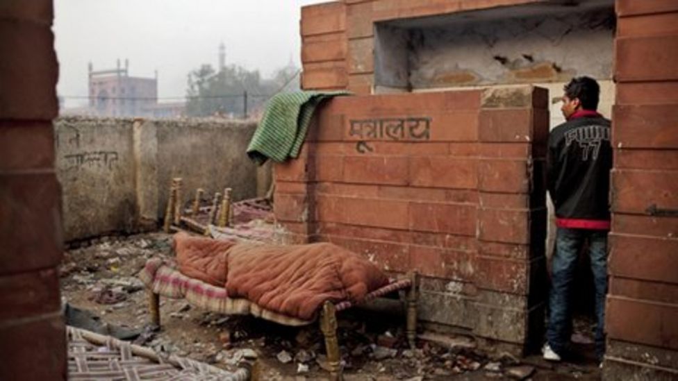 Paid to poo: Combating open defecation in India - BBC News