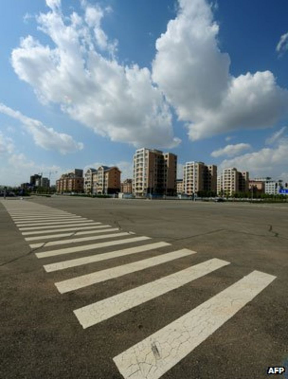 Ordos: The biggest ghost town in China - BBC News