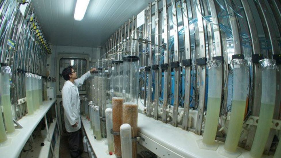 Biomining: How microbes help to mine copper - BBC News