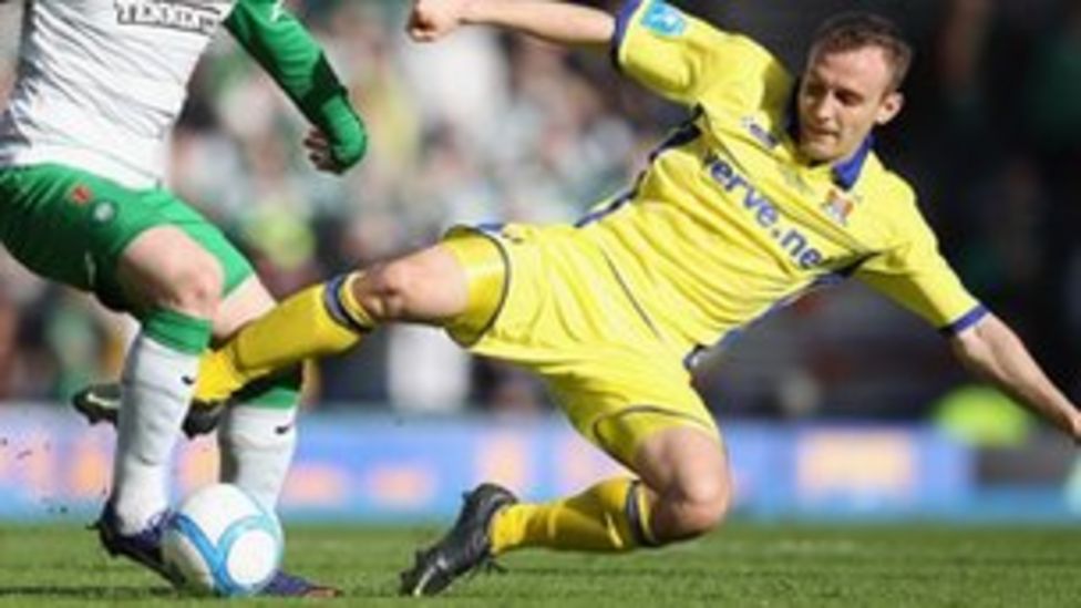 Kilmarnock player Liam Kelly's father dies after cup final - BBC News