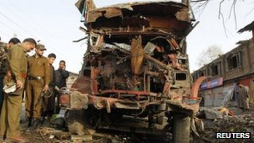 Kashmir blast: One dead and many hurt south of Srinagar - BBC News