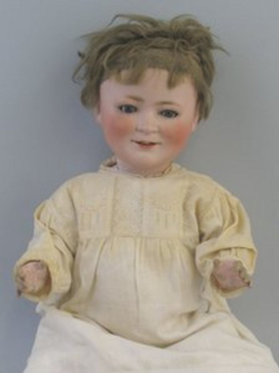 Princess Elizabeth doll auctioned in East Yorkshire - BBC News
