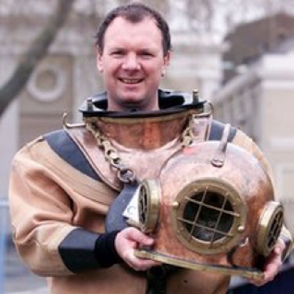 Diving suit man Lloyd Scott denied London Marathon farewell - BBC News
