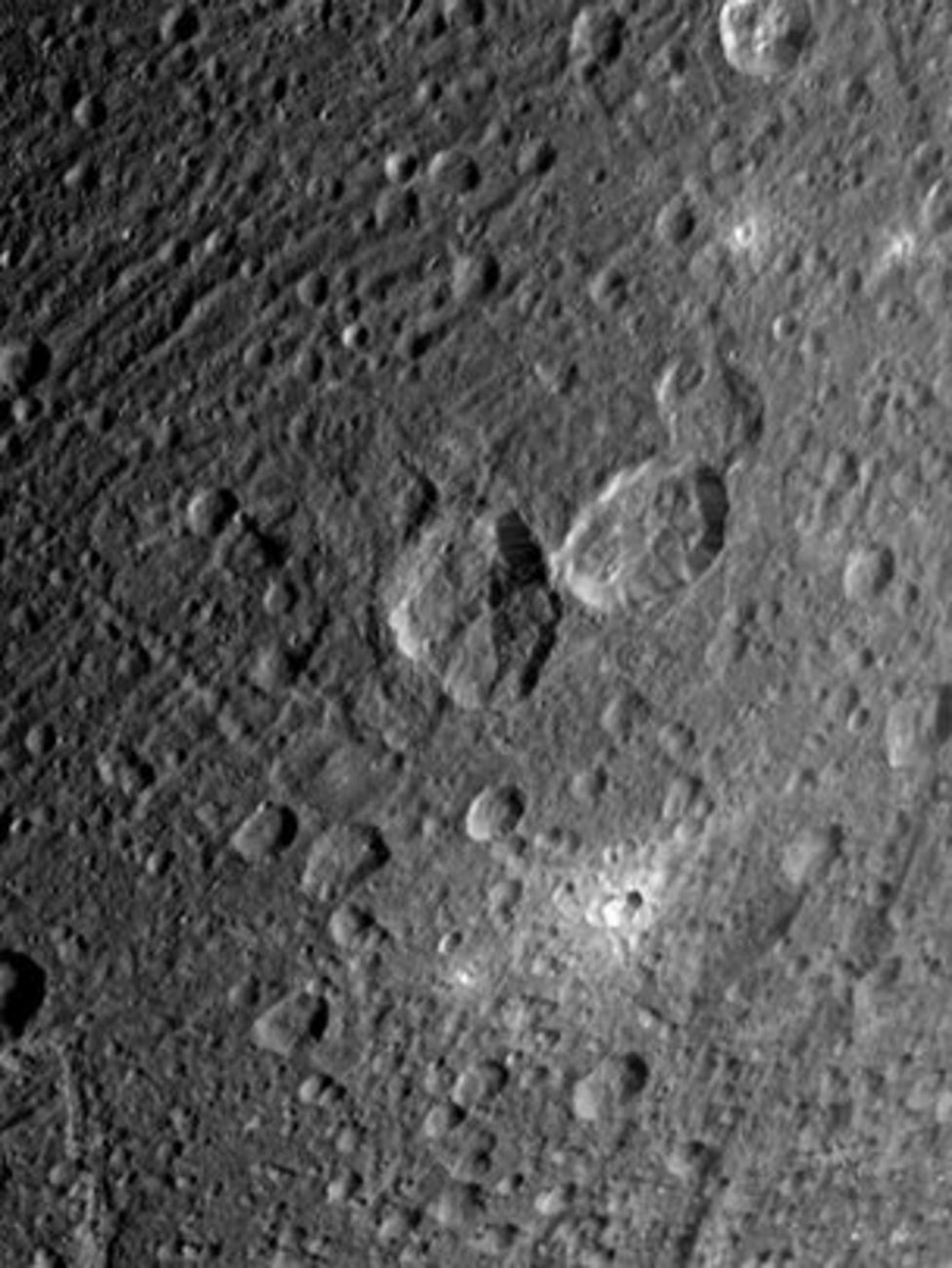 Cassini spacecraft captures Saturn moon geyser images - BBC News