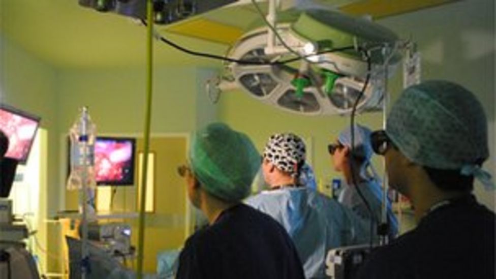 Manchester Royal Infirmary surgeons first to use 3D - BBC News