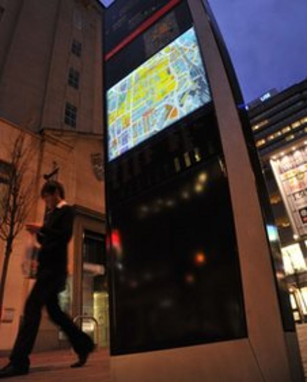 Solar street map signs installed across Leeds - BBC News