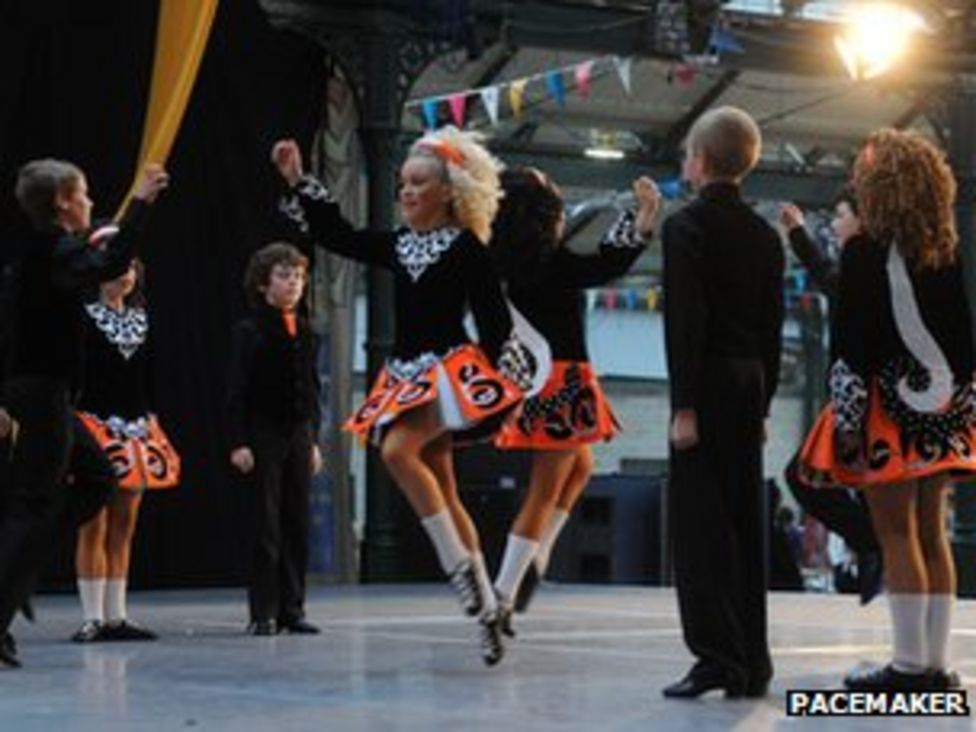 Thousands of Irish dancers invade Belfast - BBC News