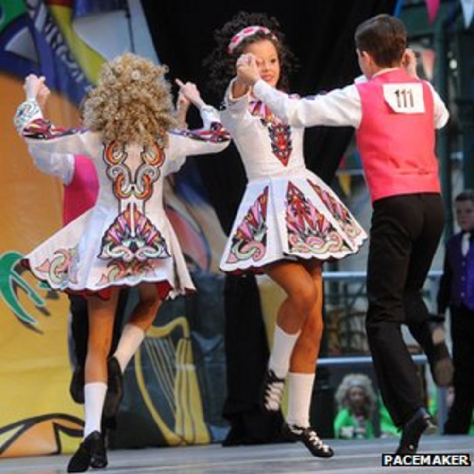 Thousands of Irish dancers invade Belfast - BBC News
