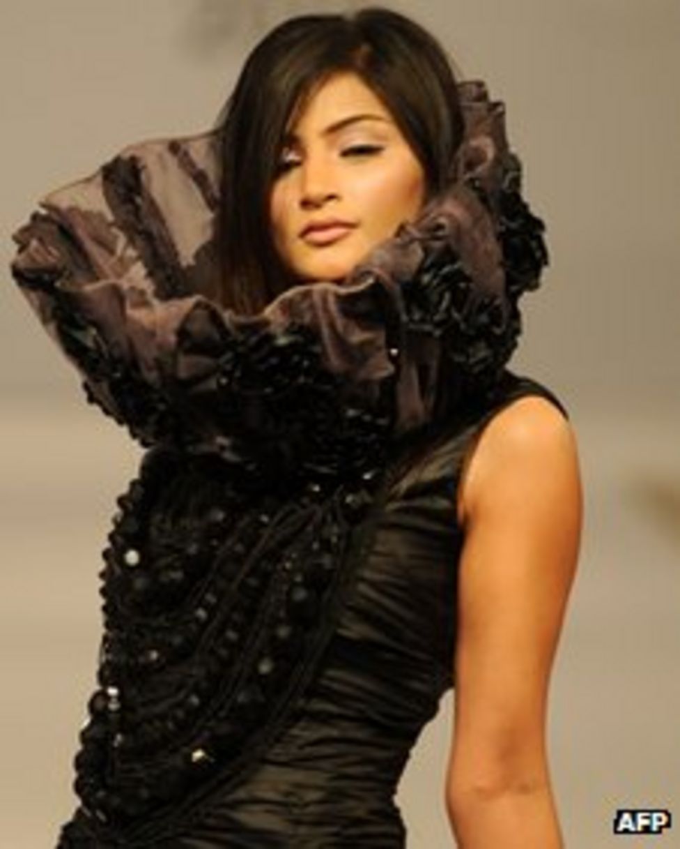 Models have fun as Pakistan fashion grows up - BBC News