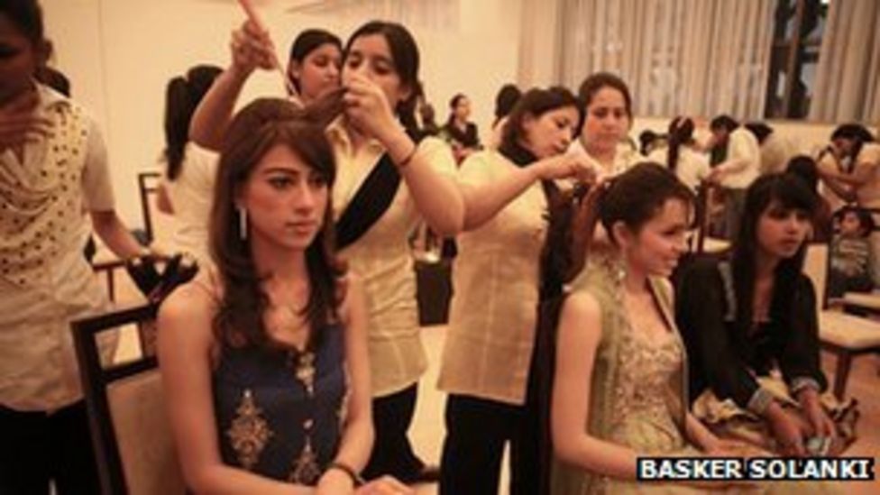 Models have fun as Pakistan fashion grows up - BBC News