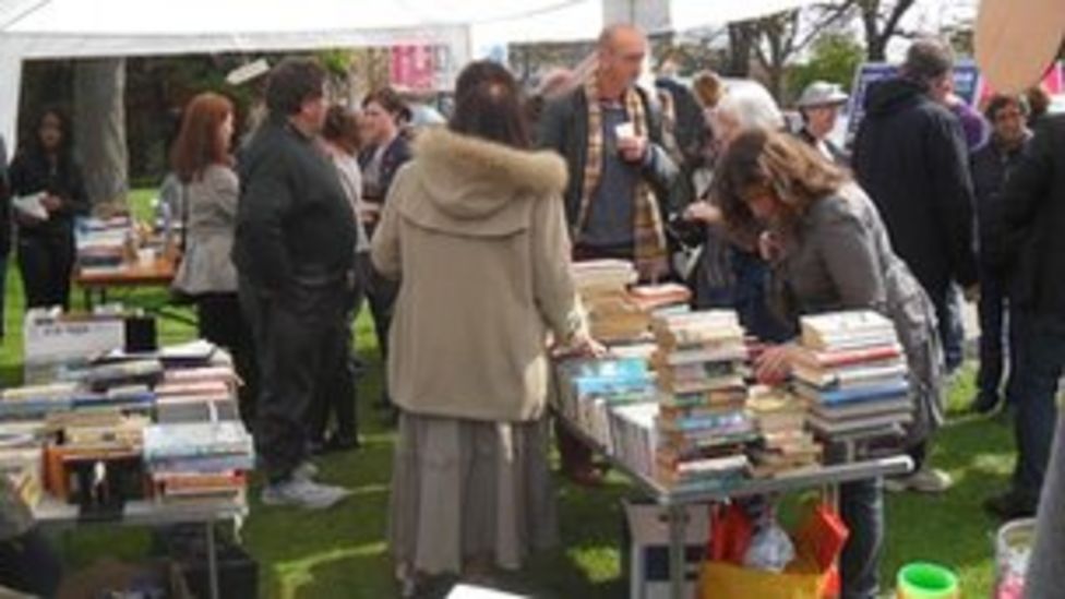 Pop-up library protest over Friern Barnet closure - BBC News