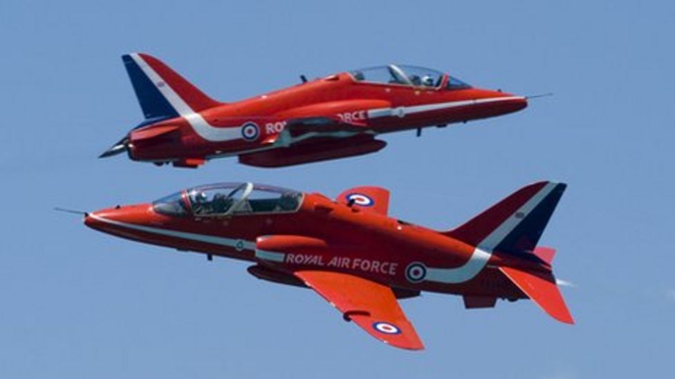 Highs and lows: Behind the scenes with the Red Arrows - BBC News