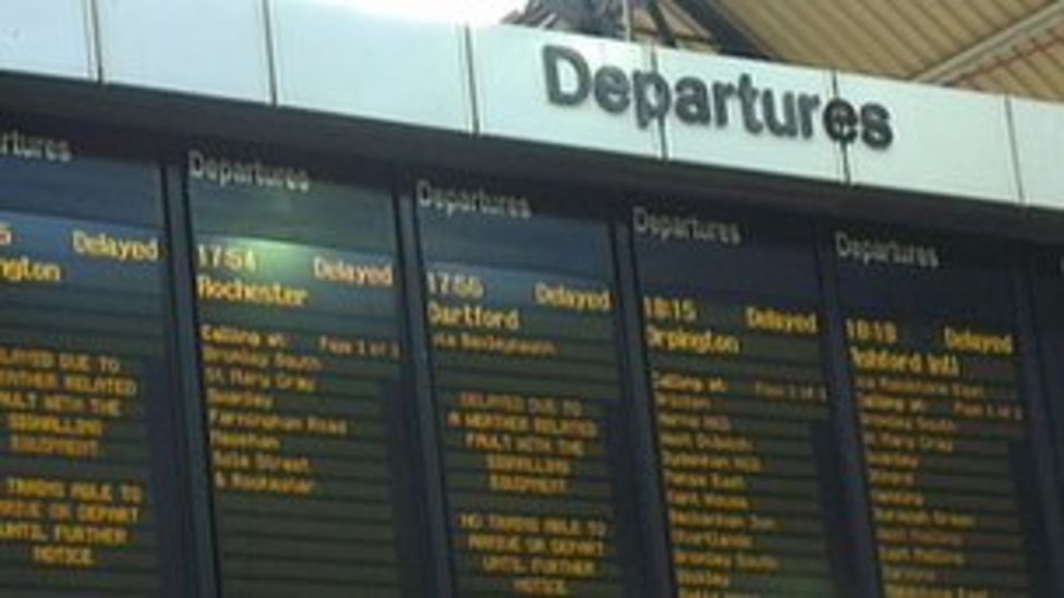 Lightning strike disrupts trains in and out of London - BBC News
