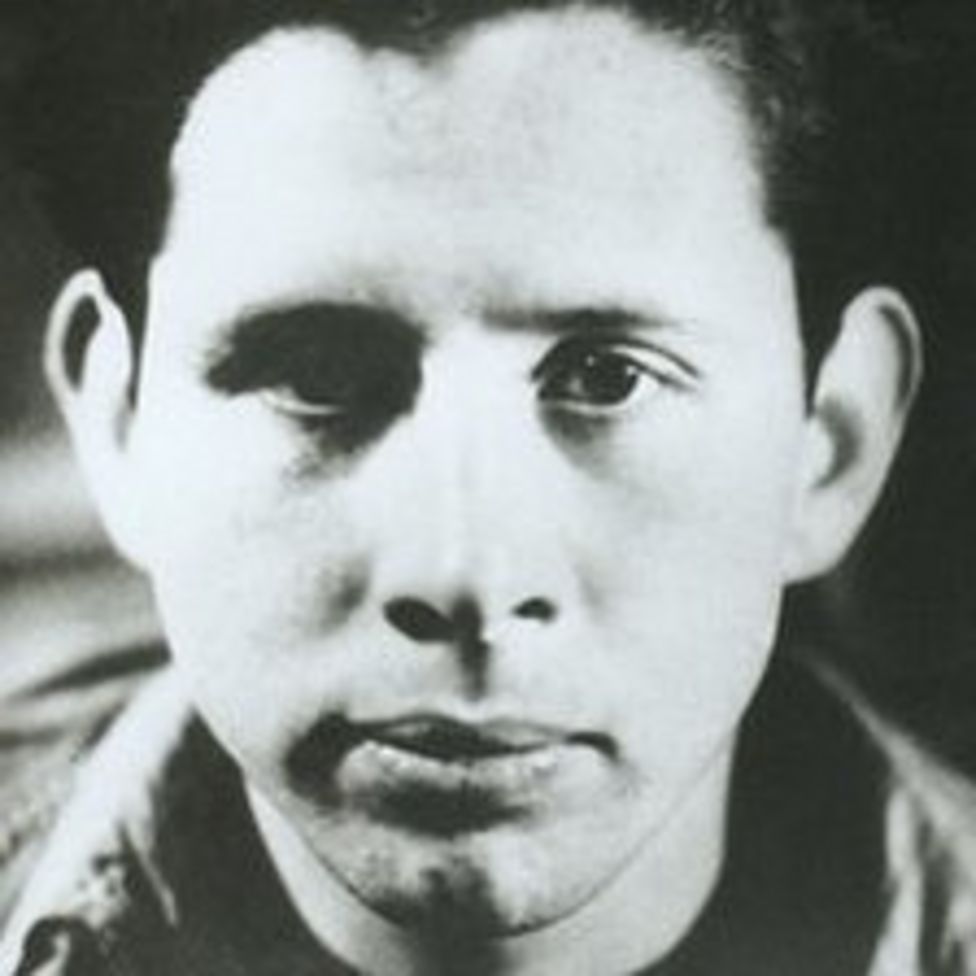 How trespassing 'crystallised' Ewan MacColl's songwriting - BBC News