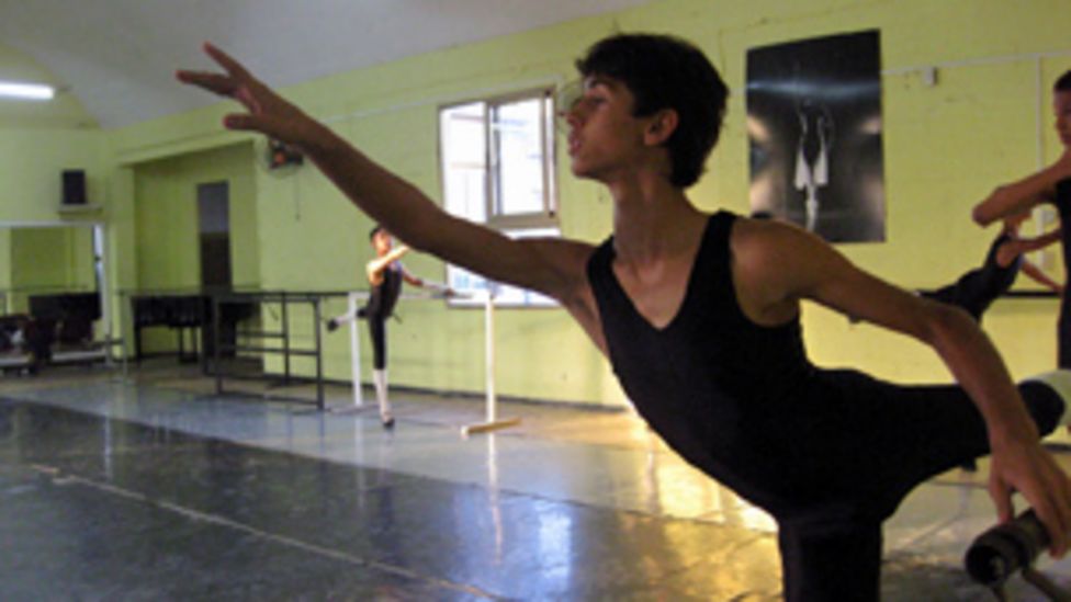 Cuban ballet school turns 50 - BBC News