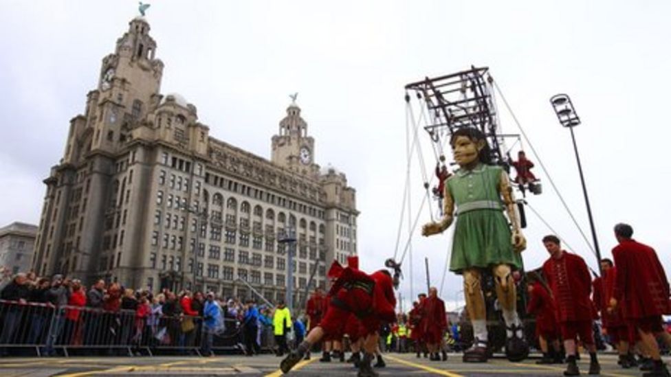 Liverpool giants: Memories of August 1914 joined by grandmother - BBC News