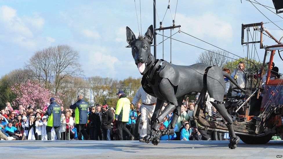 Giant puppets take over the streets of Liverpool - BBC Newsround
