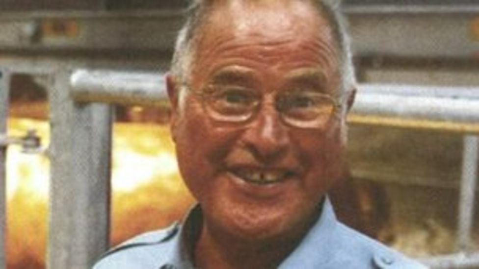 Barry Rubery murder: Police examine shoe print clue - BBC News