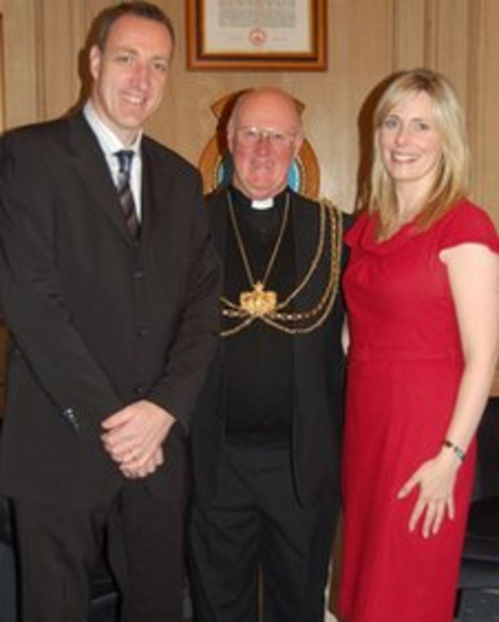 BBC Radio Leeds swan pedalo pair's civic reception - BBC News