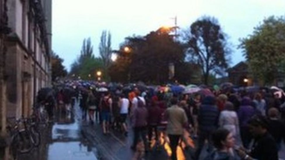 Oxford May Day: Thousands descend on Magdalen Bridge - BBC News