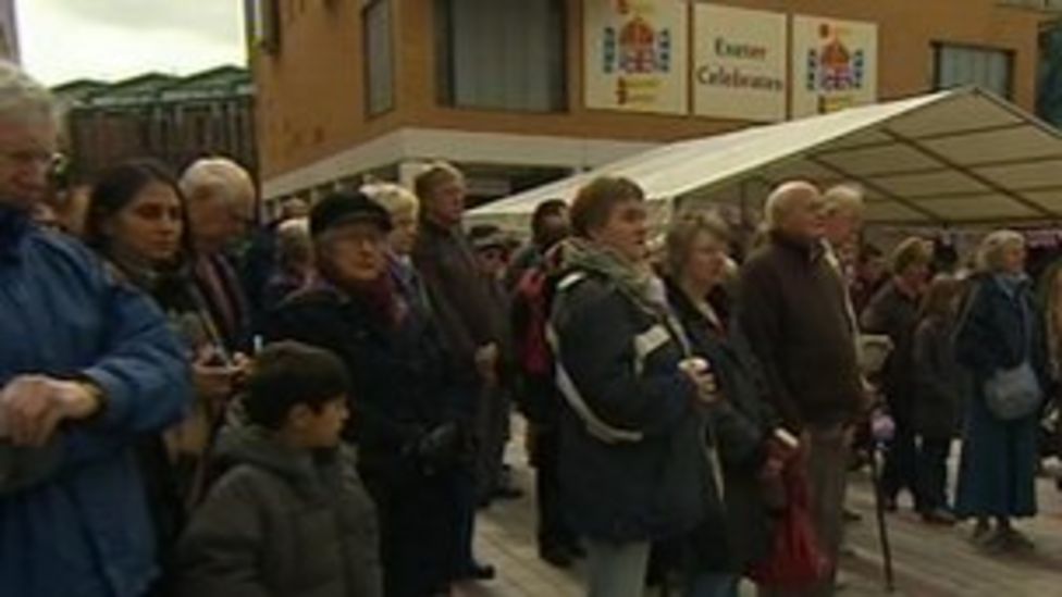 Anniversary of Exeter WWII blitz marked by minute's silence - BBC News