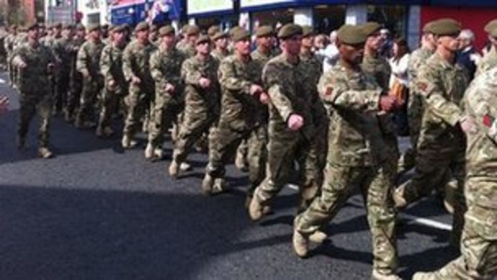 Mercian Regiment joins other troops in Worcester parade - BBC News
