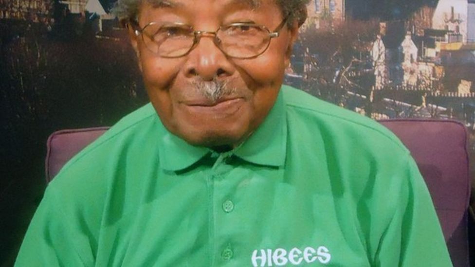 Oldest Hibs supporter Sam Martinez dies at 106 - BBC News