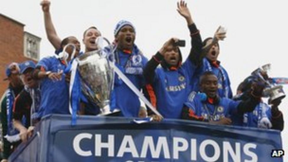 Chelsea fans cheer as team parades Champions League trophy - BBC News
