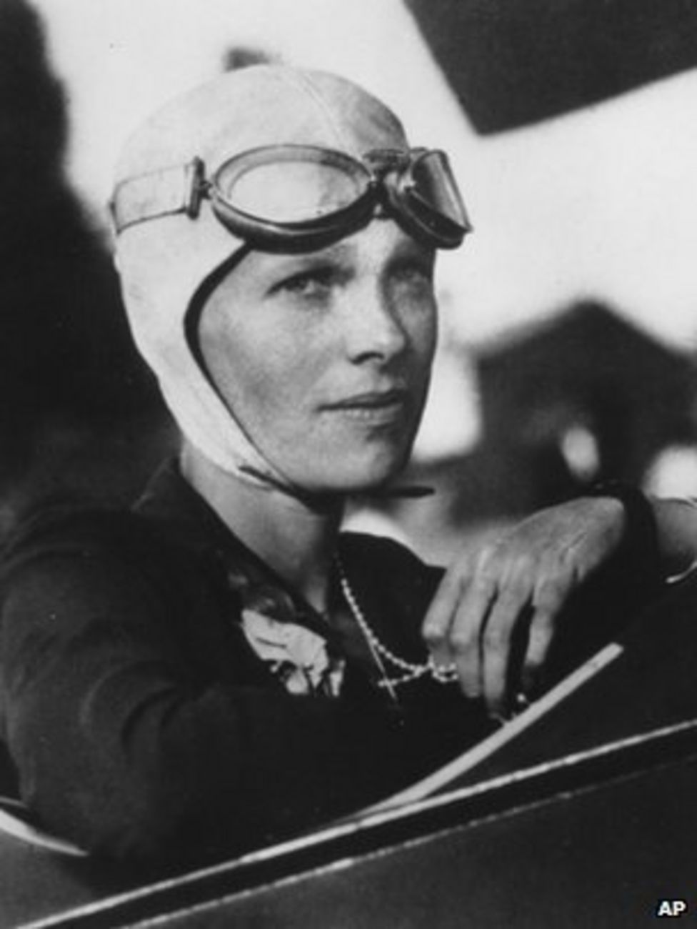 Earhart festival celebrates 80th Anniversary of landing - BBC News