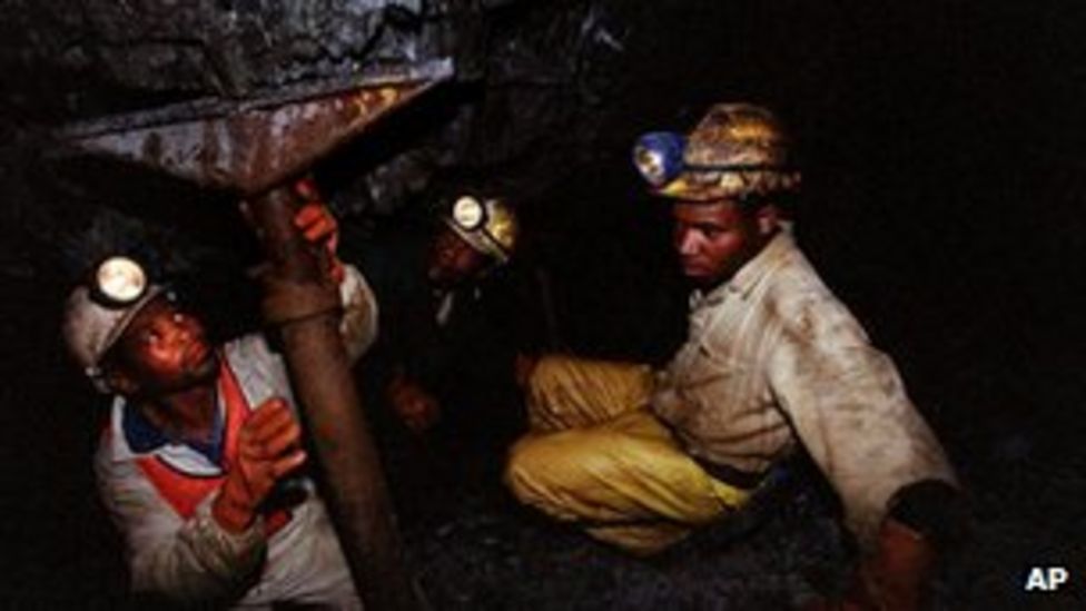 South Africa: Illegal miners trapped after accidents - BBC News