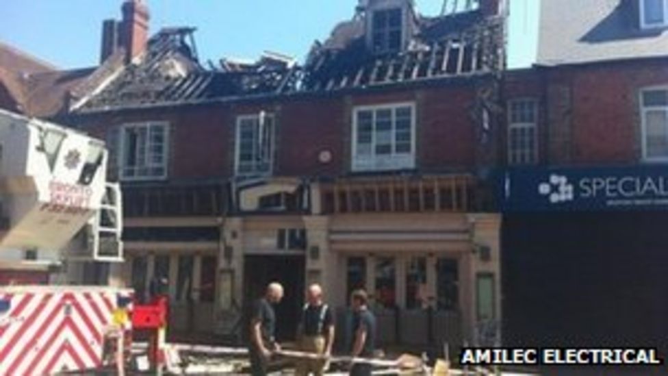 Yates's Wine Lodge in Camberley damaged by fire - BBC News
