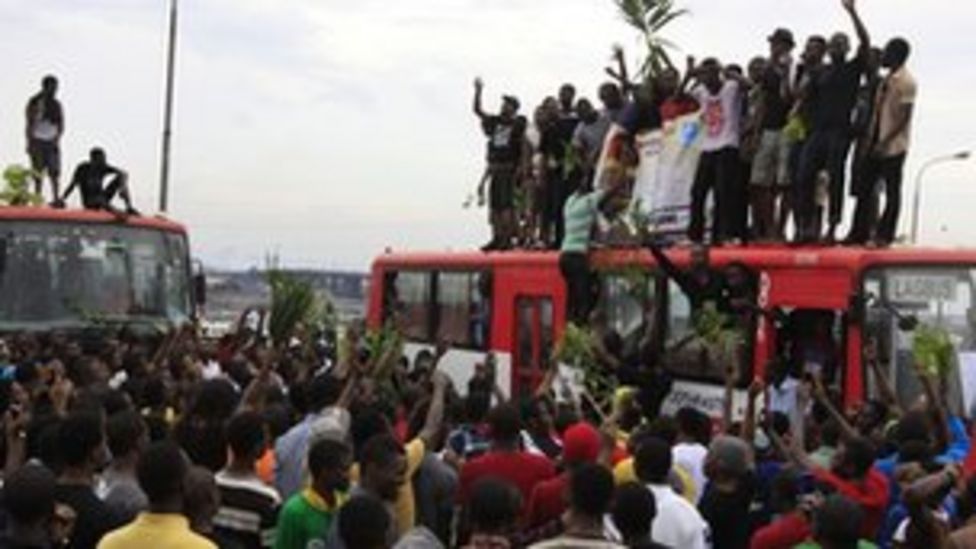 Nigeria: Lagos protests over university name change - BBC News
