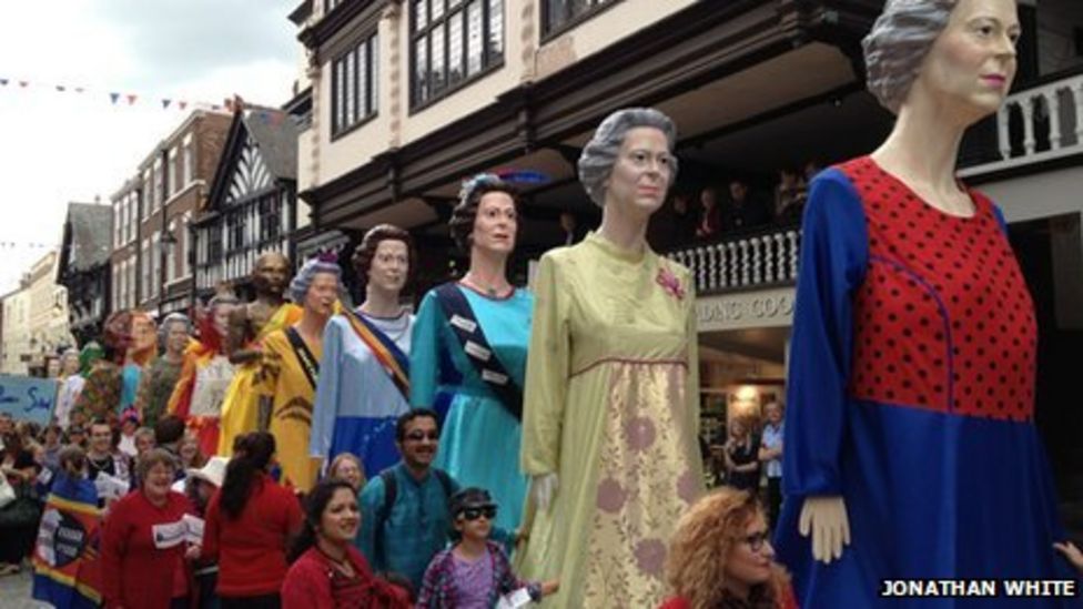 Diamond Jubilee: Giant parade for Chester - BBC News
