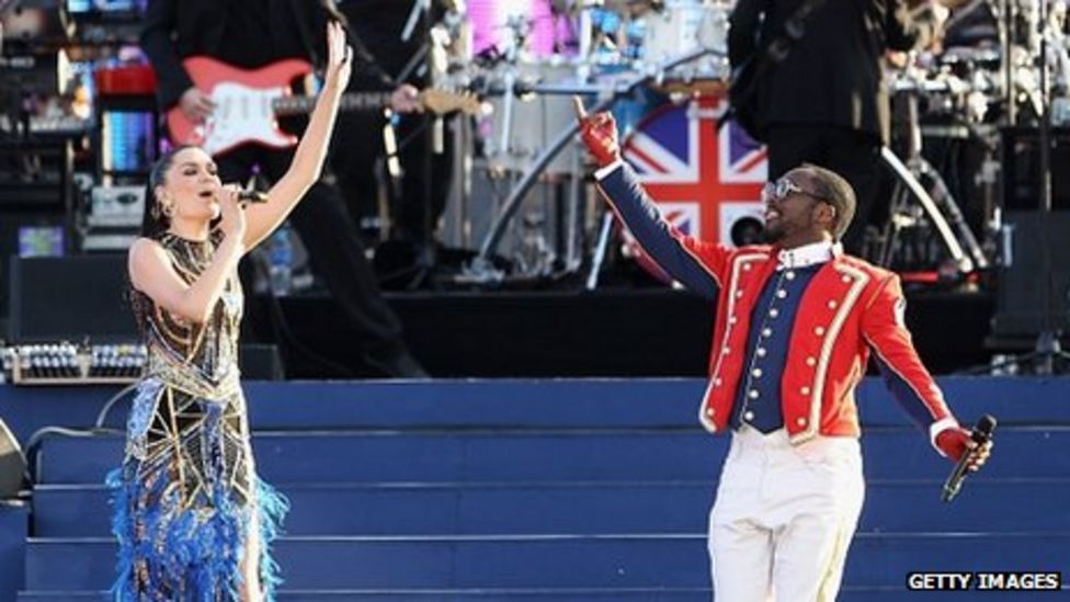 Stars shine on The Queen at Jubilee concert - BBC News