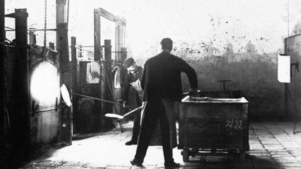 In pictures: The history of glass making in Sunderland - BBC News