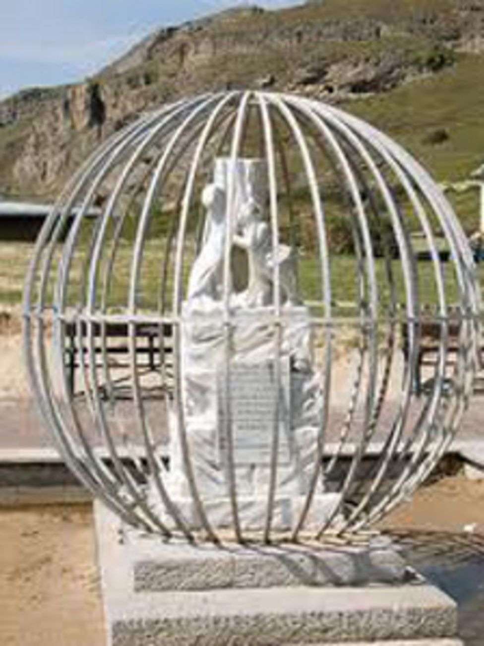 Wonderland's rabbit statue in Llandudno removed - BBC News