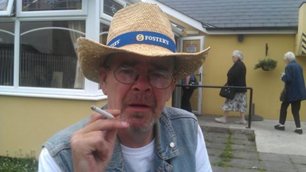 Twin Town and Pobol y Cwm actor Dorien Thomas dies, 55 - BBC News