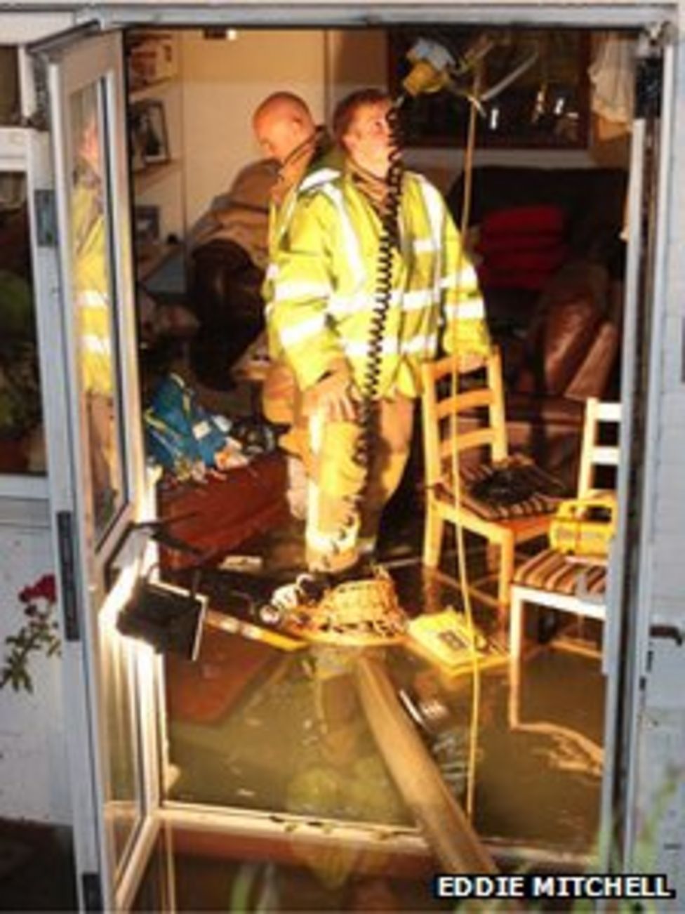 Travel warning after roads flood in Chichester area - BBC News