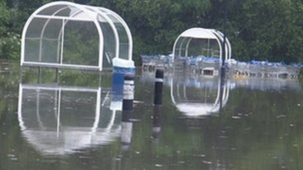 River Mole flood warnings issued as rain hits Surrey - BBC News