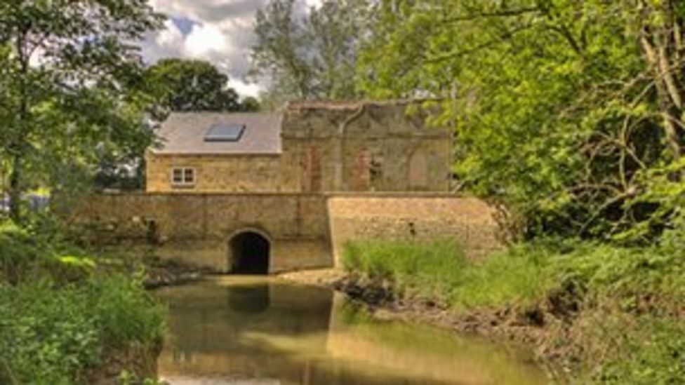 Horse helps in Howsham Mill restoration - BBC News