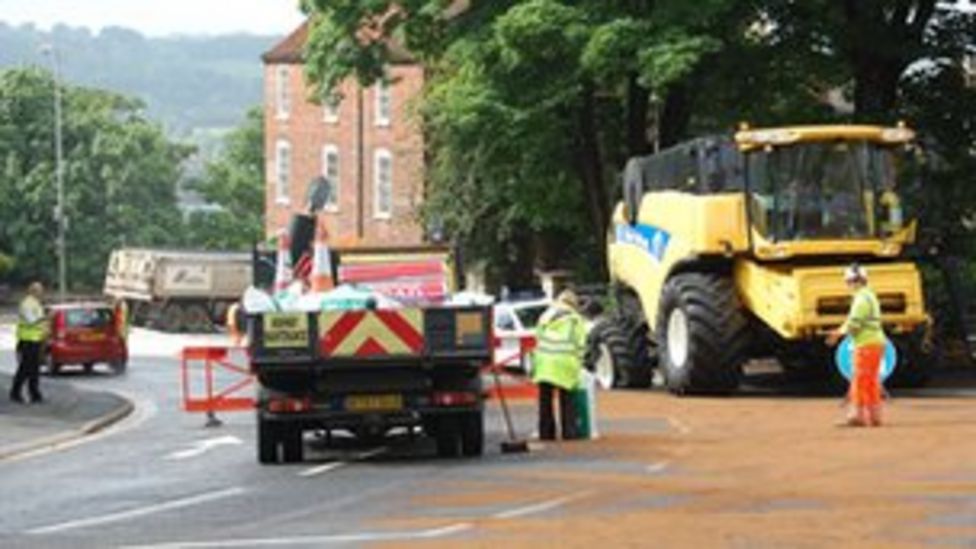 Combine harvester crash blocks Lincoln road - BBC News